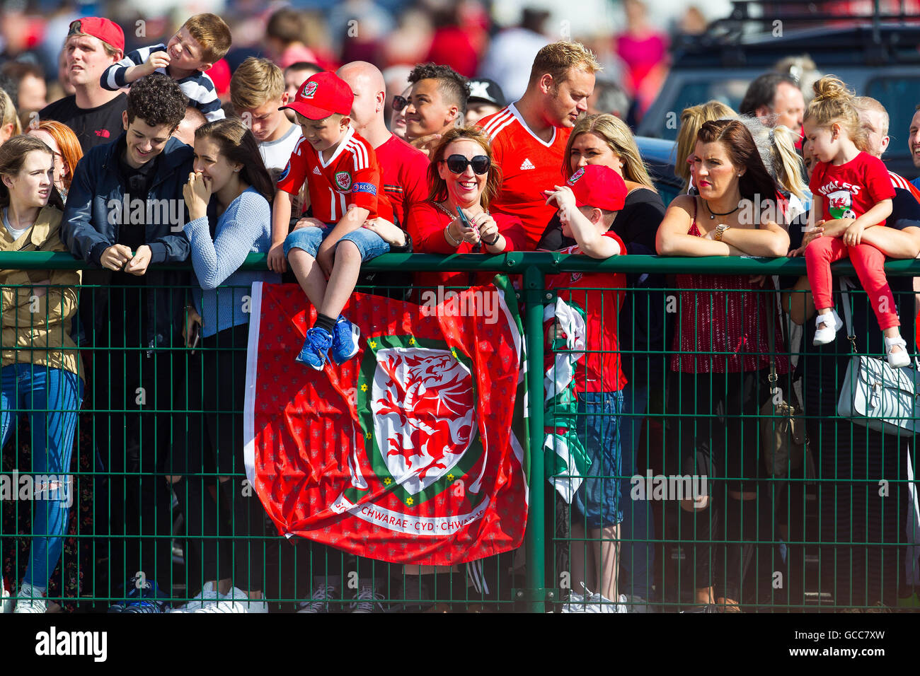 Cardiff tour bus hi-res stock photography and images - Alamy