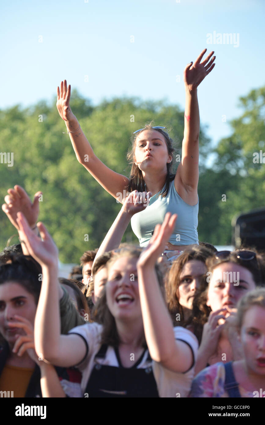 Finsbury Park, London, UK. 8th July 2016. The crowd watch the 1975 at ...