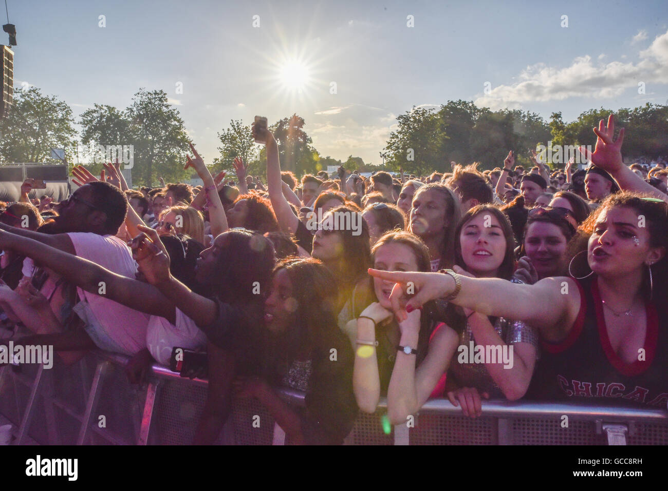 Finsbury Park, London, UK. 8th July 2016. The crowd at the Wireless ...
