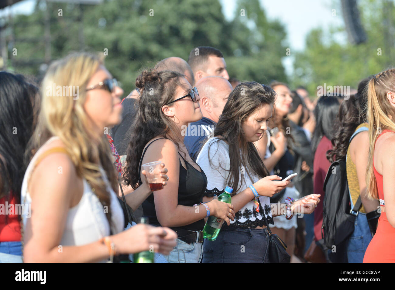 Crowds at wireless festival hi-res stock photography and images - Alamy