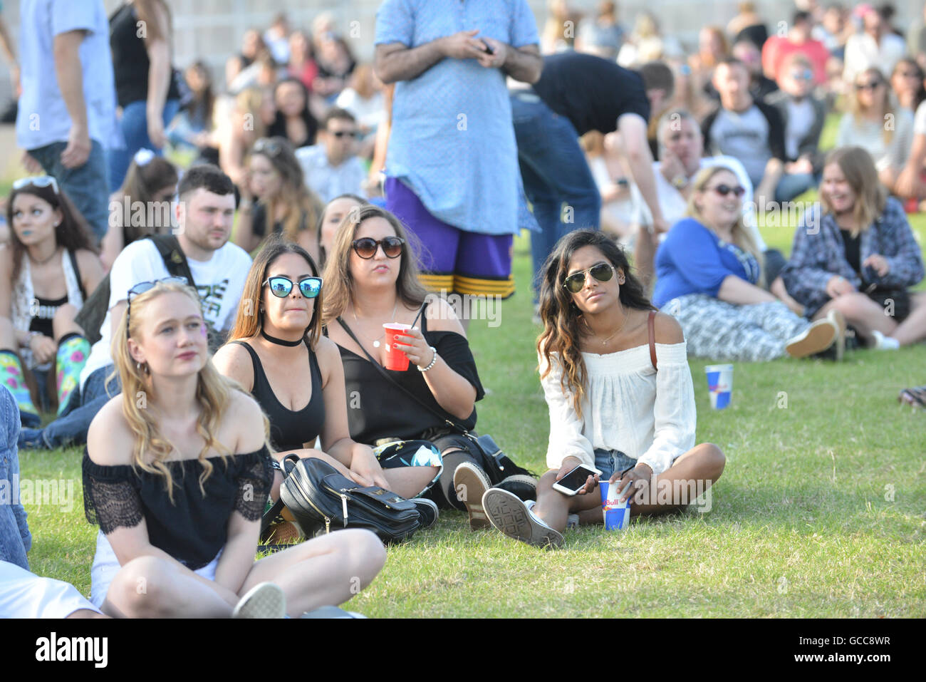 Crowds at wireless festival hi-res stock photography and images - Alamy