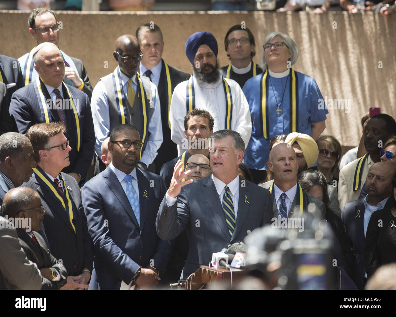 Dallas, Texas, USA. Dallas Mayor Mike Rawlings addresss a large crowd ...