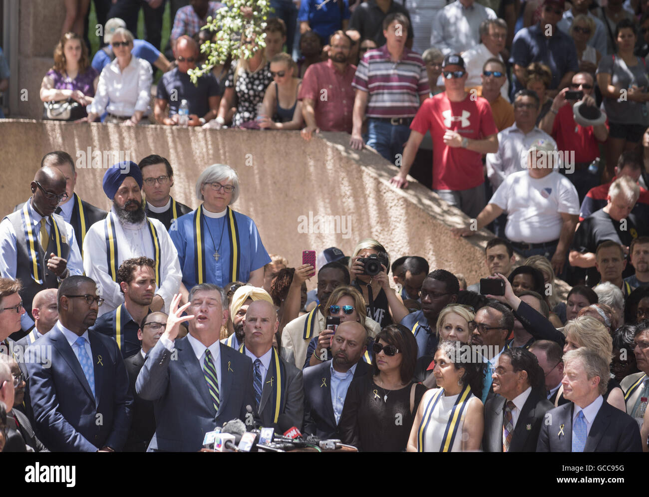 Dallas, Texas, USA. Dallas Mayor Mike Rawlings addresss a large crowd ...