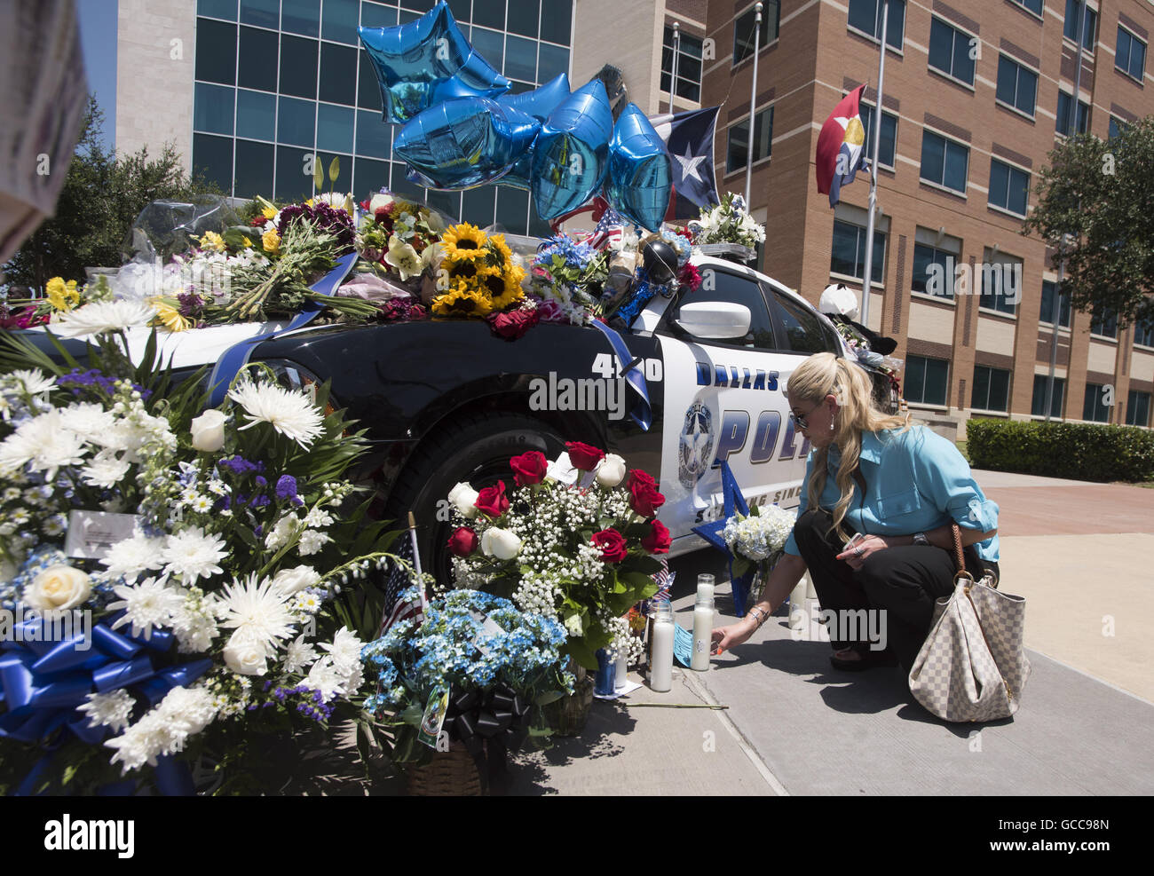 Dallas, Texas, USA. Nakia Martinez places a candle next to a Dallas ...