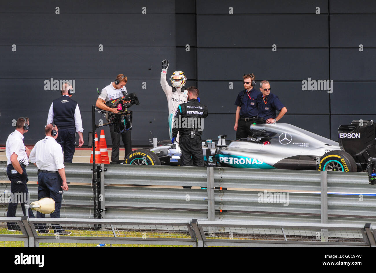 .Lewis Hamilton waving at the crowd F1 Stock Photo - Alamy