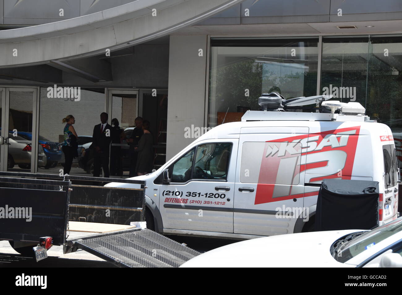 News truck hi-res stock photography and images - Alamy