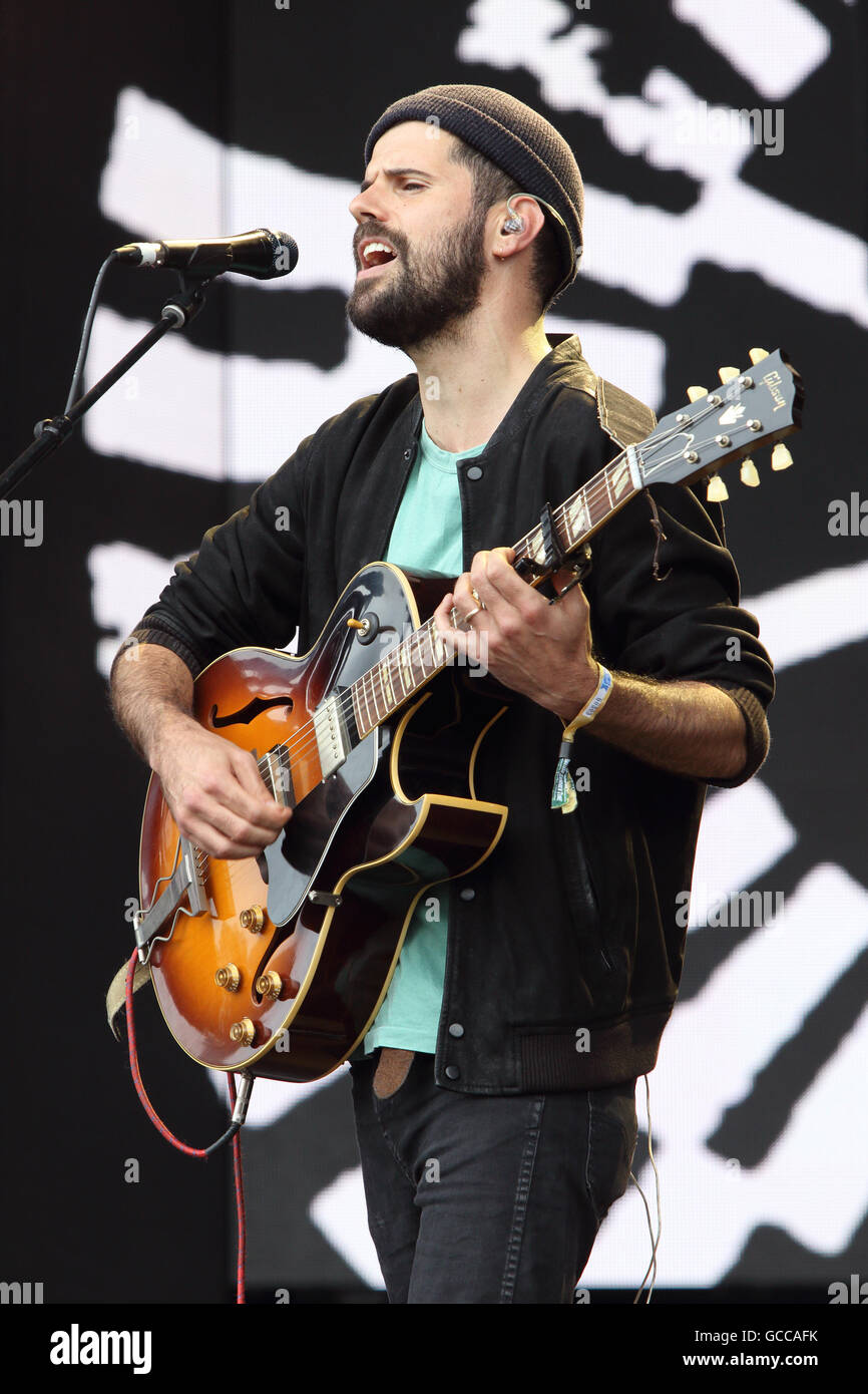 Nick Mulvey Singer High Resolution Stock Photography and Images - Alamy