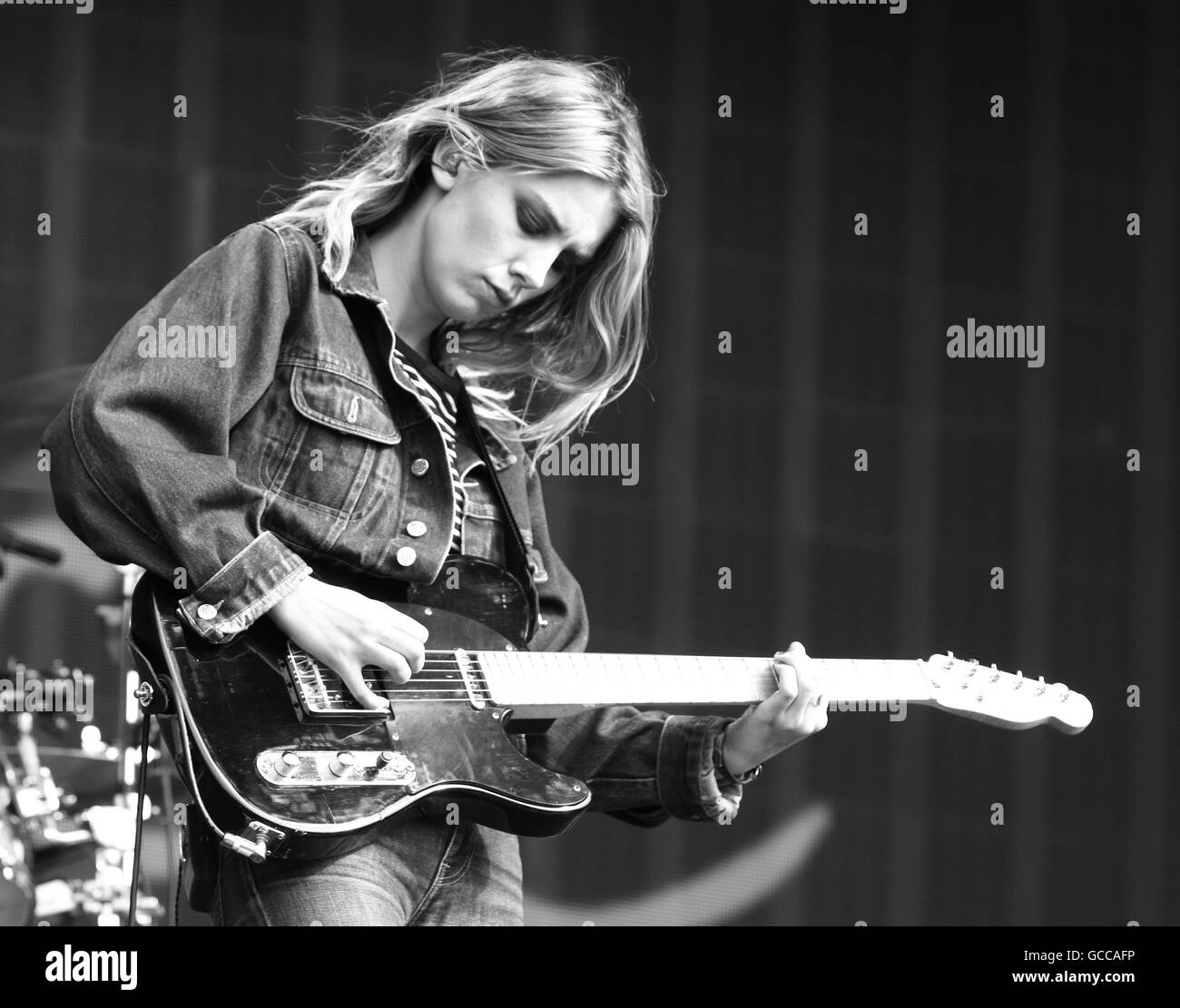 Ellie rowsell on stage Black and White Stock Photos & Images - Alamy
