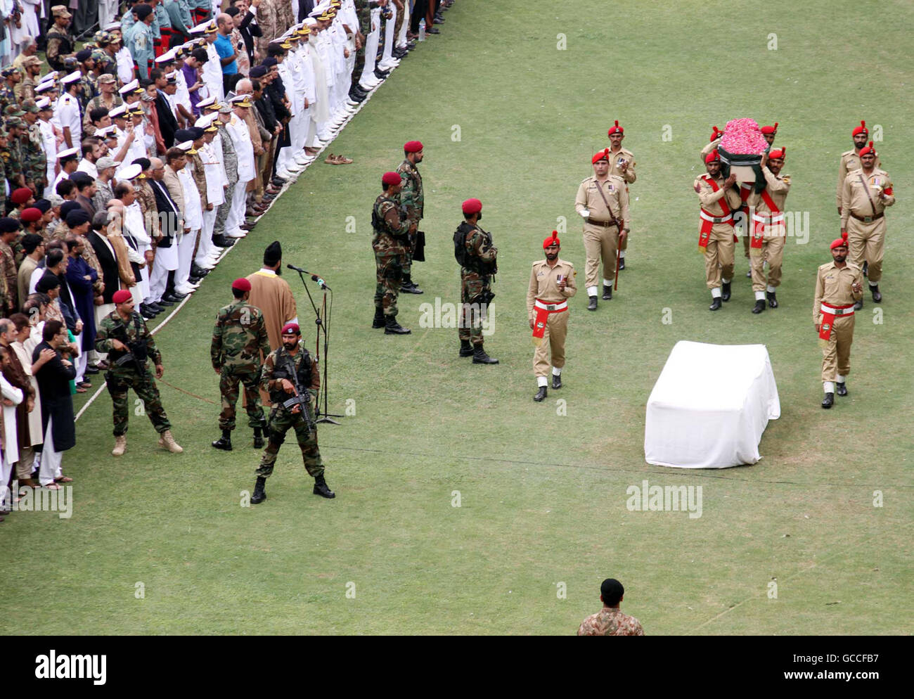 Karachi, Pakistan. 9th July, 2016. Pakistani soldiers carry the coffin ...