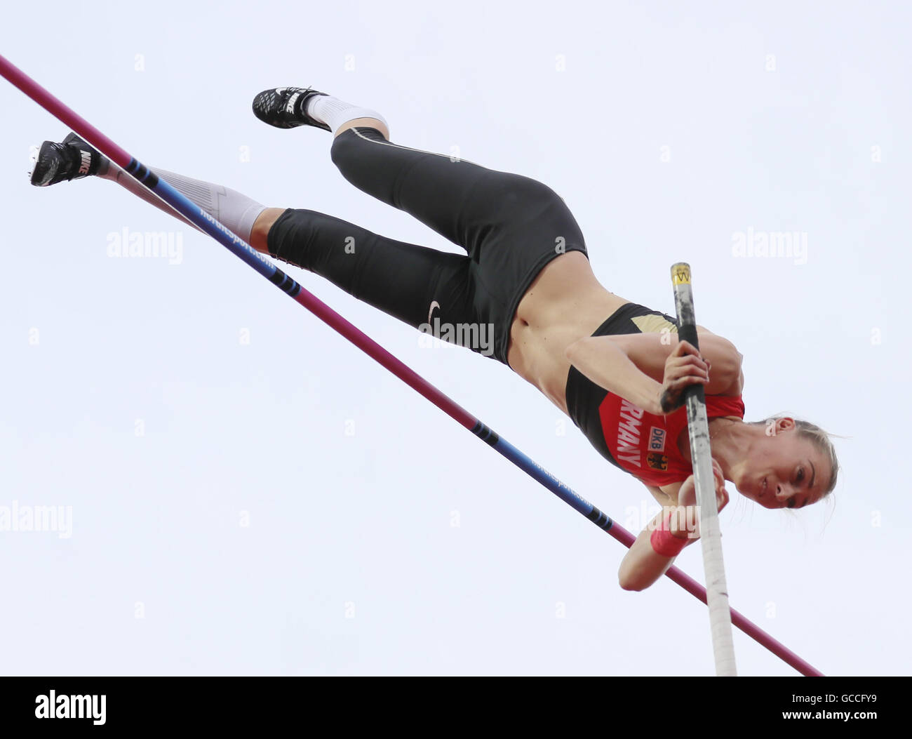 2016 olympic pole vault hi-res stock photography and images - Alamy
