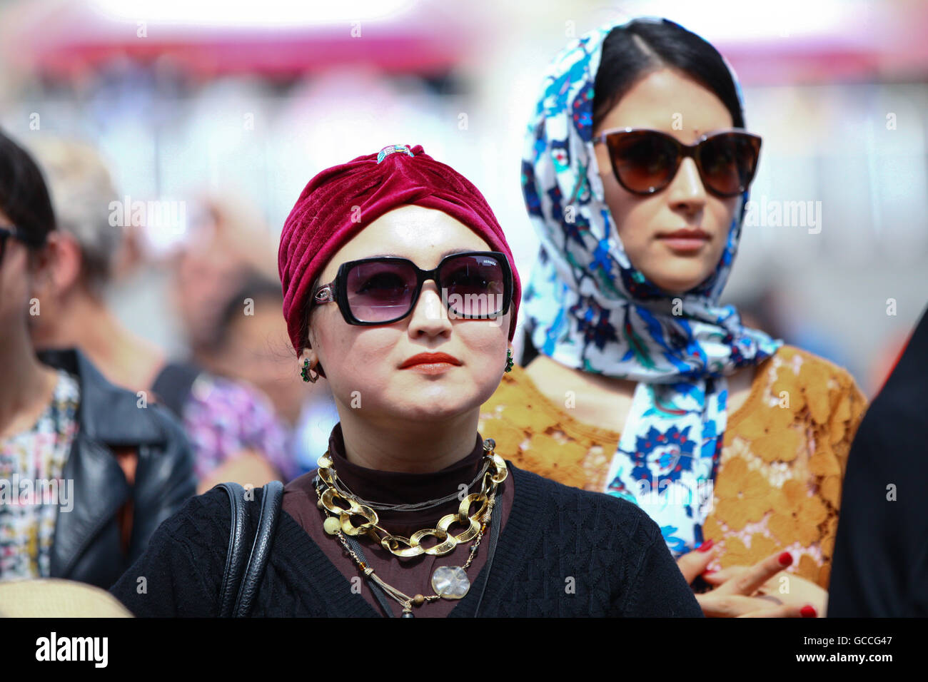 9 ladies dancing hi-res stock photography and images - Alamy