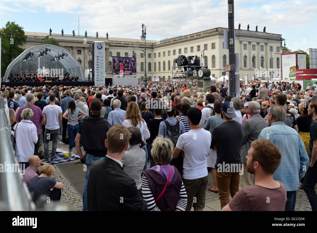 Berlin, Germany. 09th July, 2016. Thousands of viewers watch a concert ...