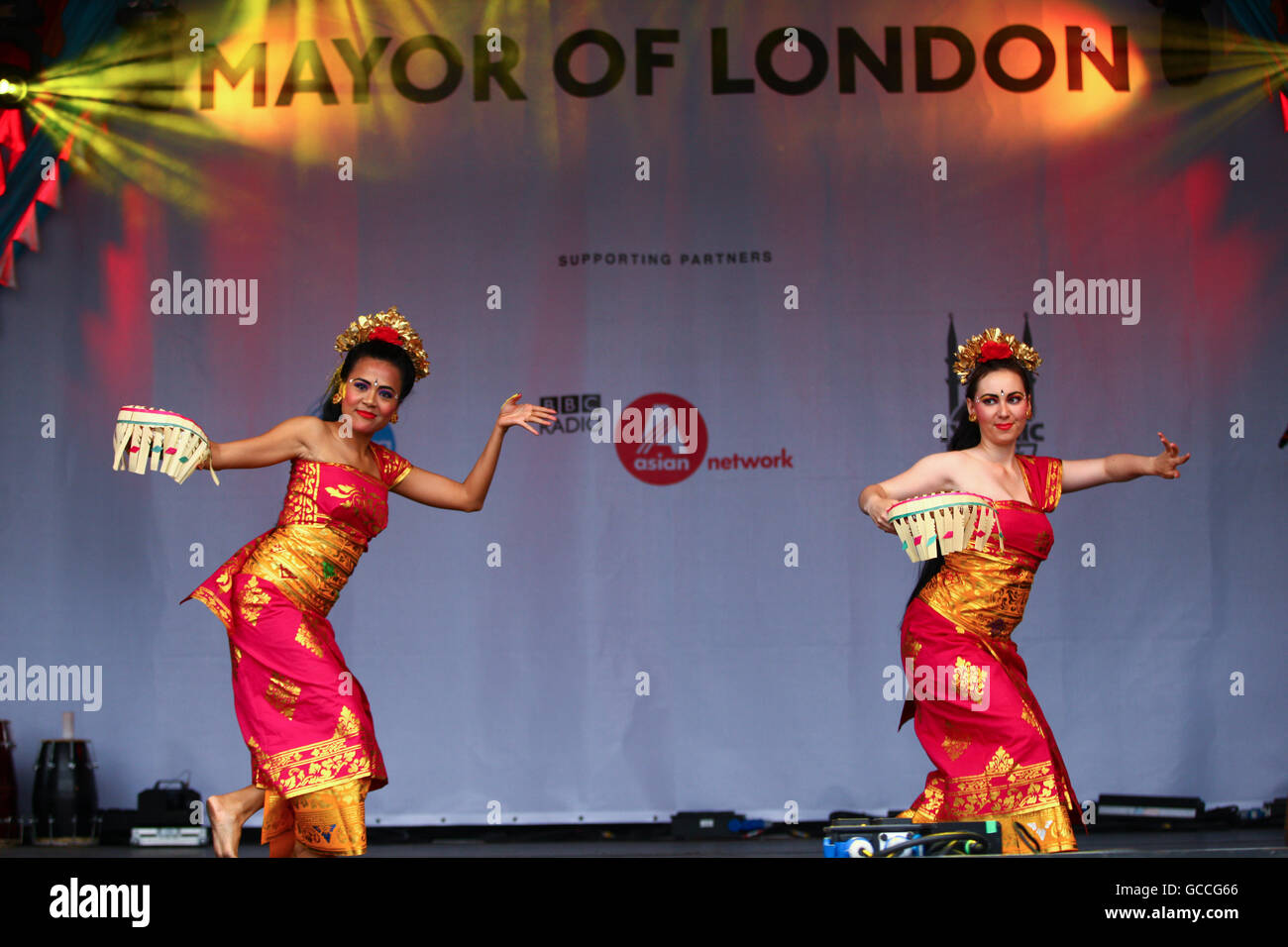 9 ladies dancing hi-res stock photography and images - Alamy