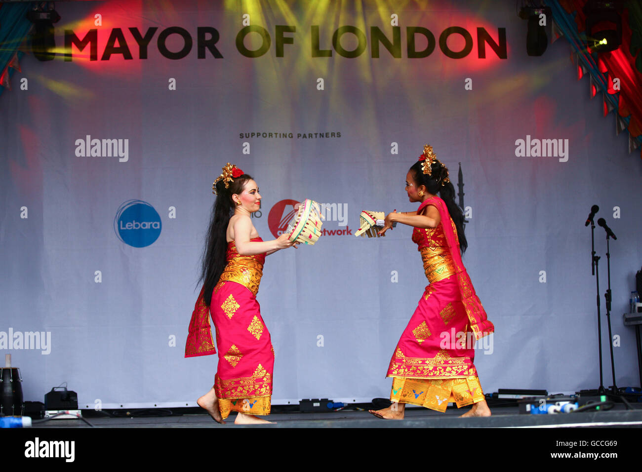 9 ladies dancing hi-res stock photography and images - Alamy