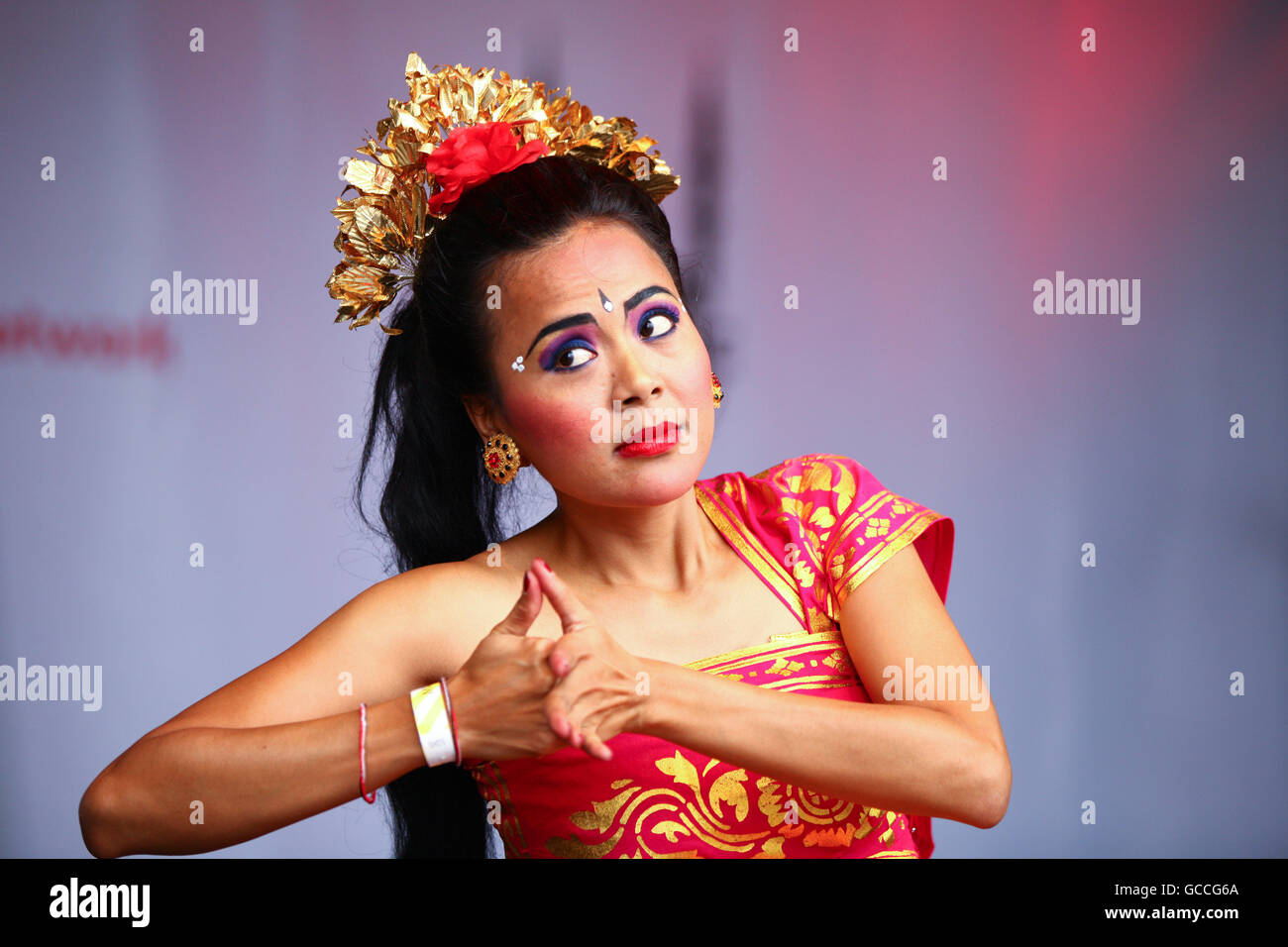 9 ladies dancing hi-res stock photography and images - Alamy