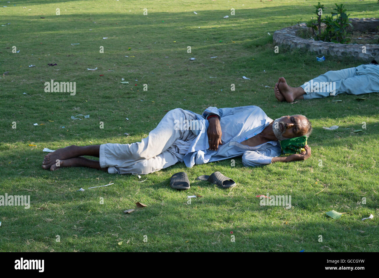 Pindi Bhattian,Pakistan.9thJuly,2016. A villager is enjoying sleeping ...