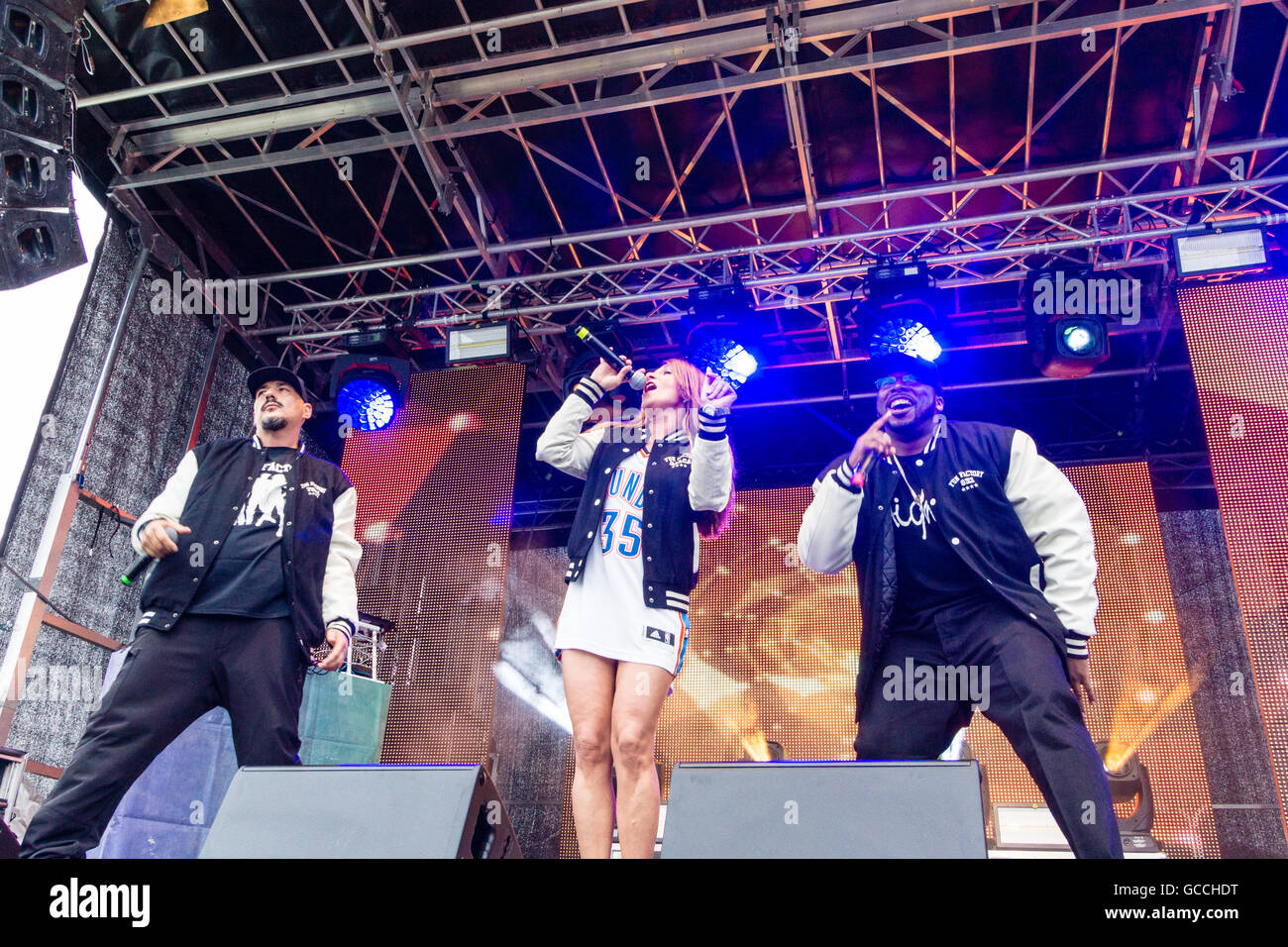 Outside dancefloor hi-res stock photography and images - Alamy