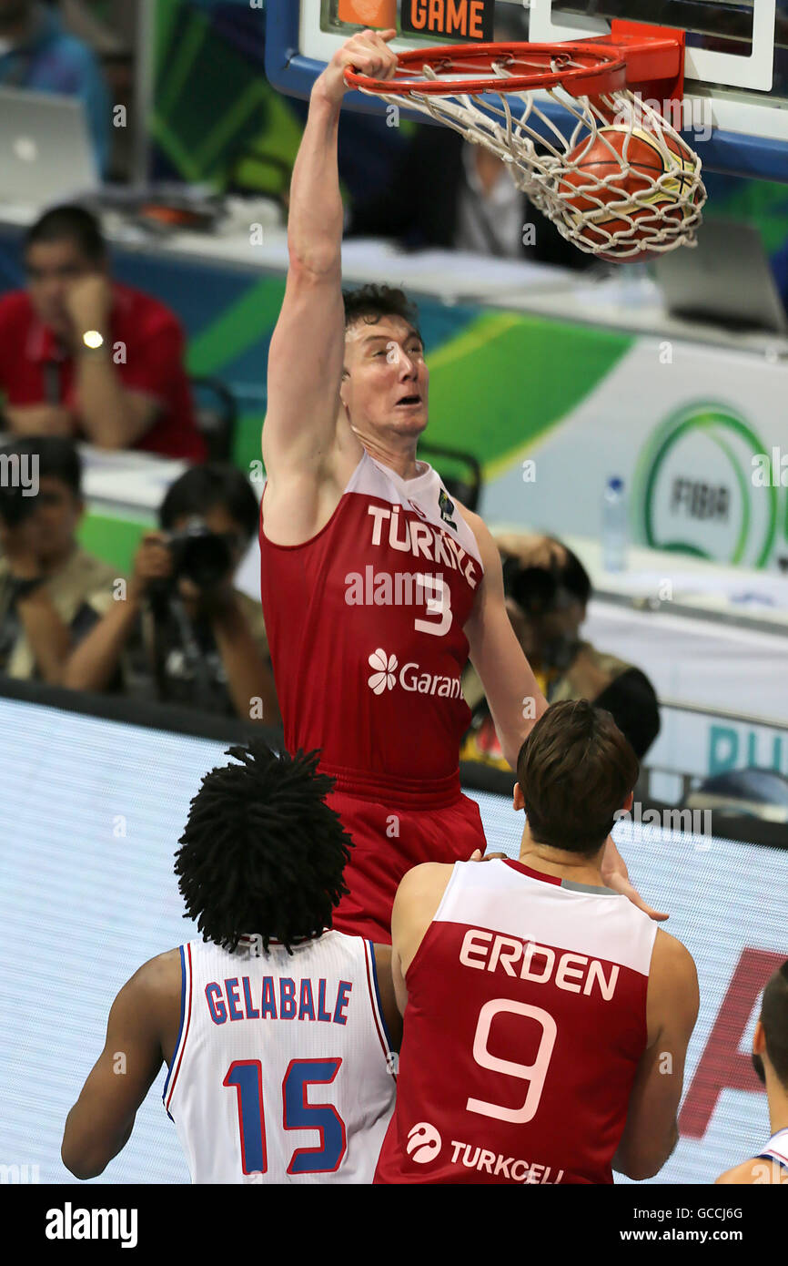 Pasay City, Philippines. 9th July, 2016. Turkey's Omer Asik (Top) dunks ...