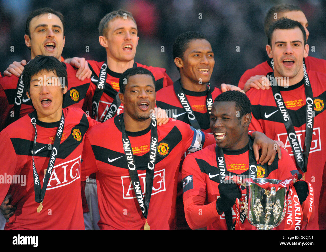 Manchester United players celebrate their Carling Cup final victory ...