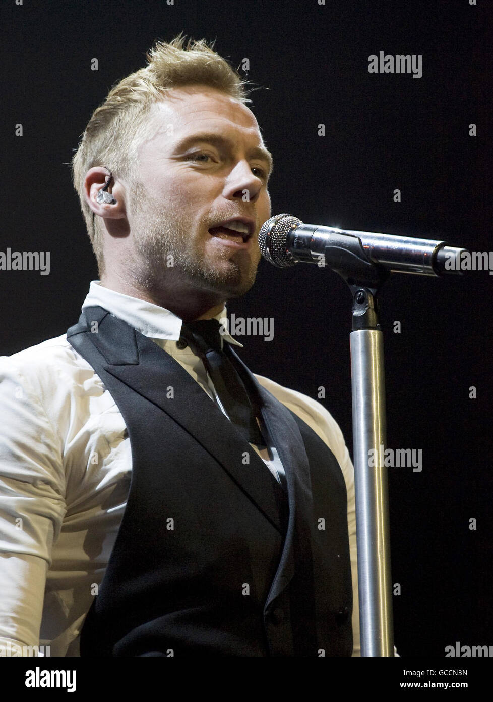 Showbiz music singer celebrity performing on stage ronan keating hi-res ...