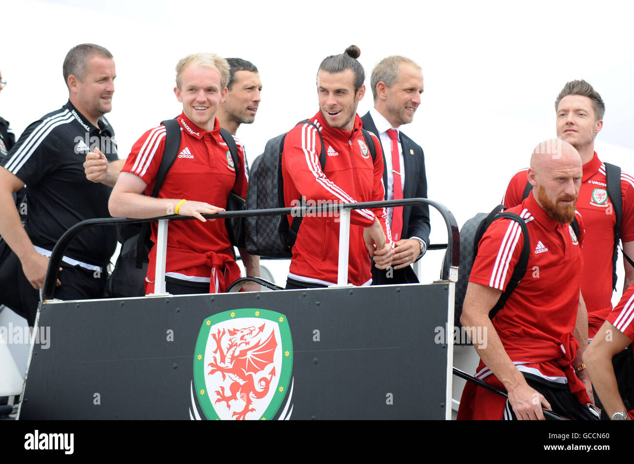 The Wales team including Gareth Bale (centre right) and Jonathan ...