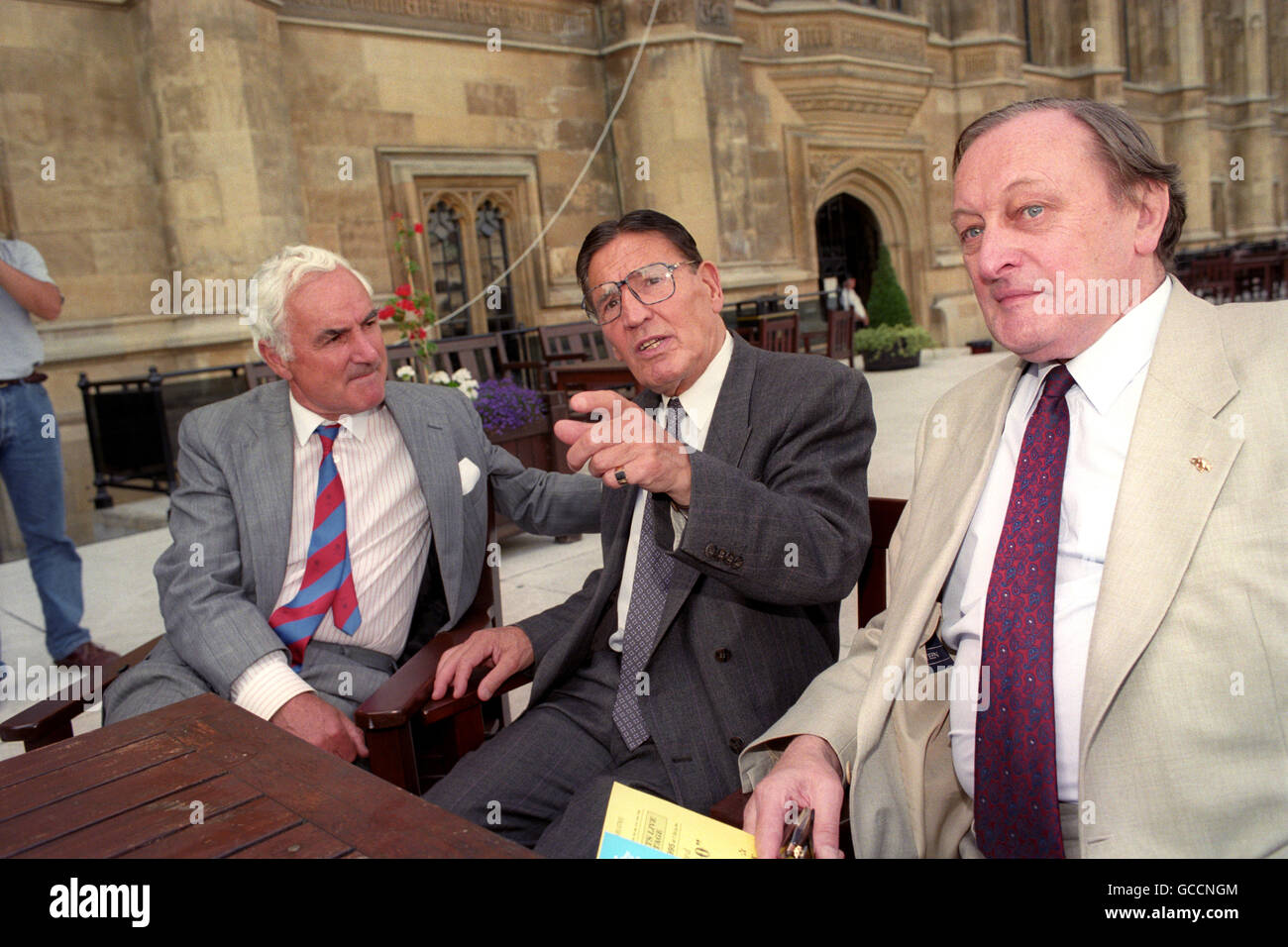 Former gangster "Mad" Frankie Fraser (centre) shares memories of London ...