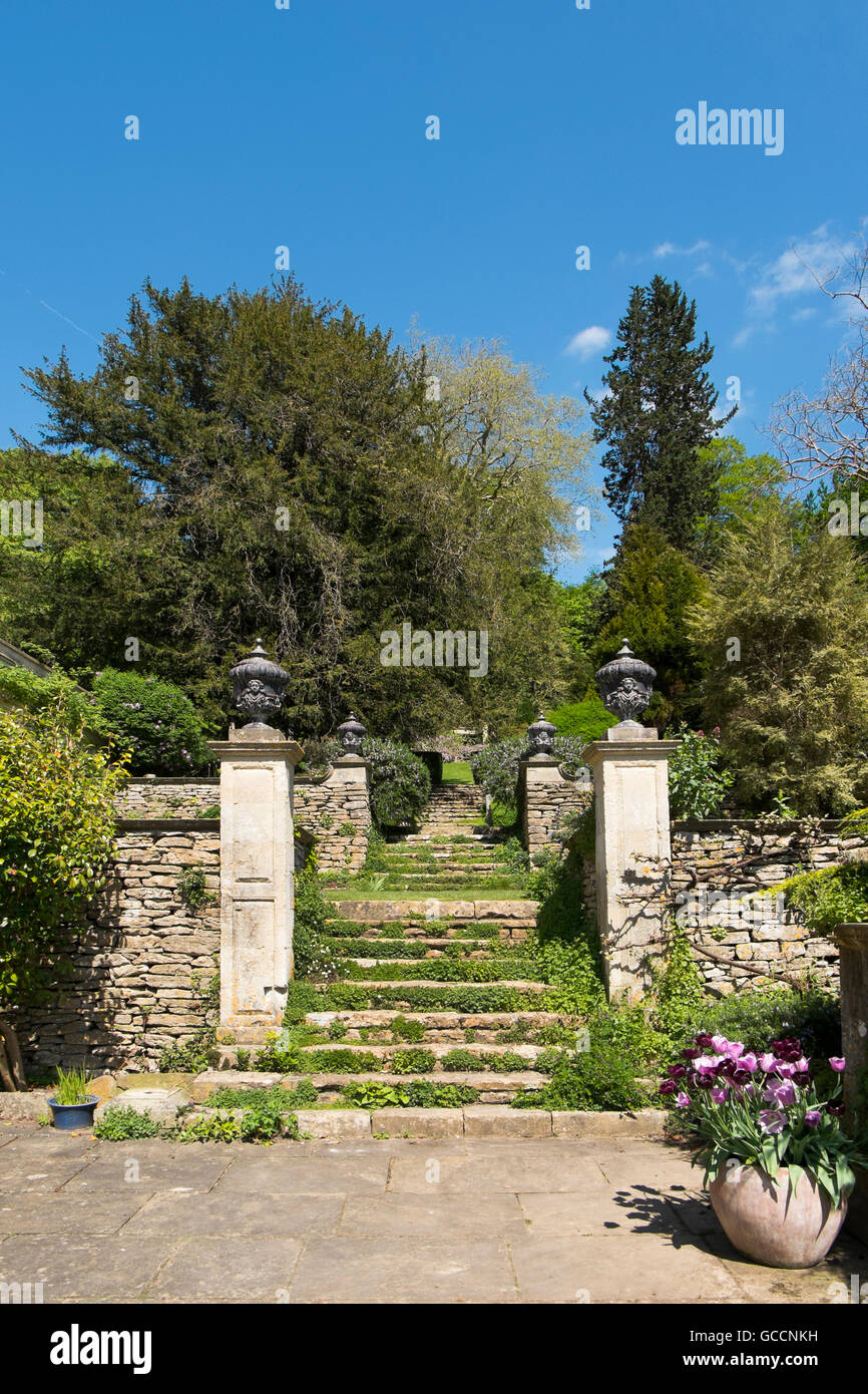 Courtyard garden with paved steps hi-res stock photography and images ...