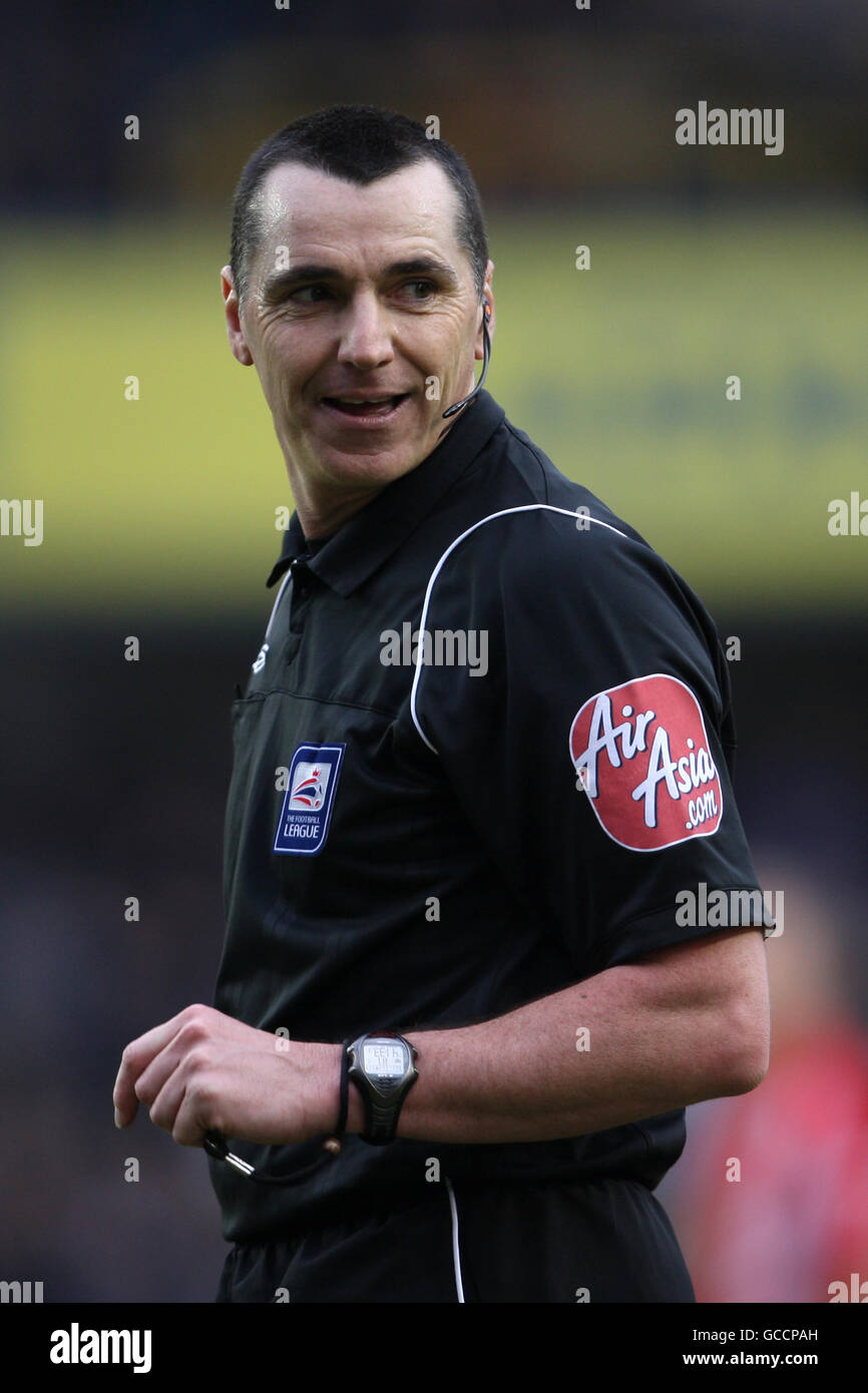 Neil swarbrick referee hi-res stock photography and images - Alamy