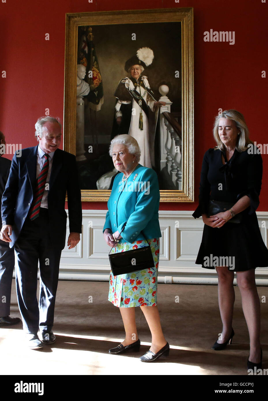Queen Elizabeth II with the Duke of Buccleuch and artist Nicky Philipps ...