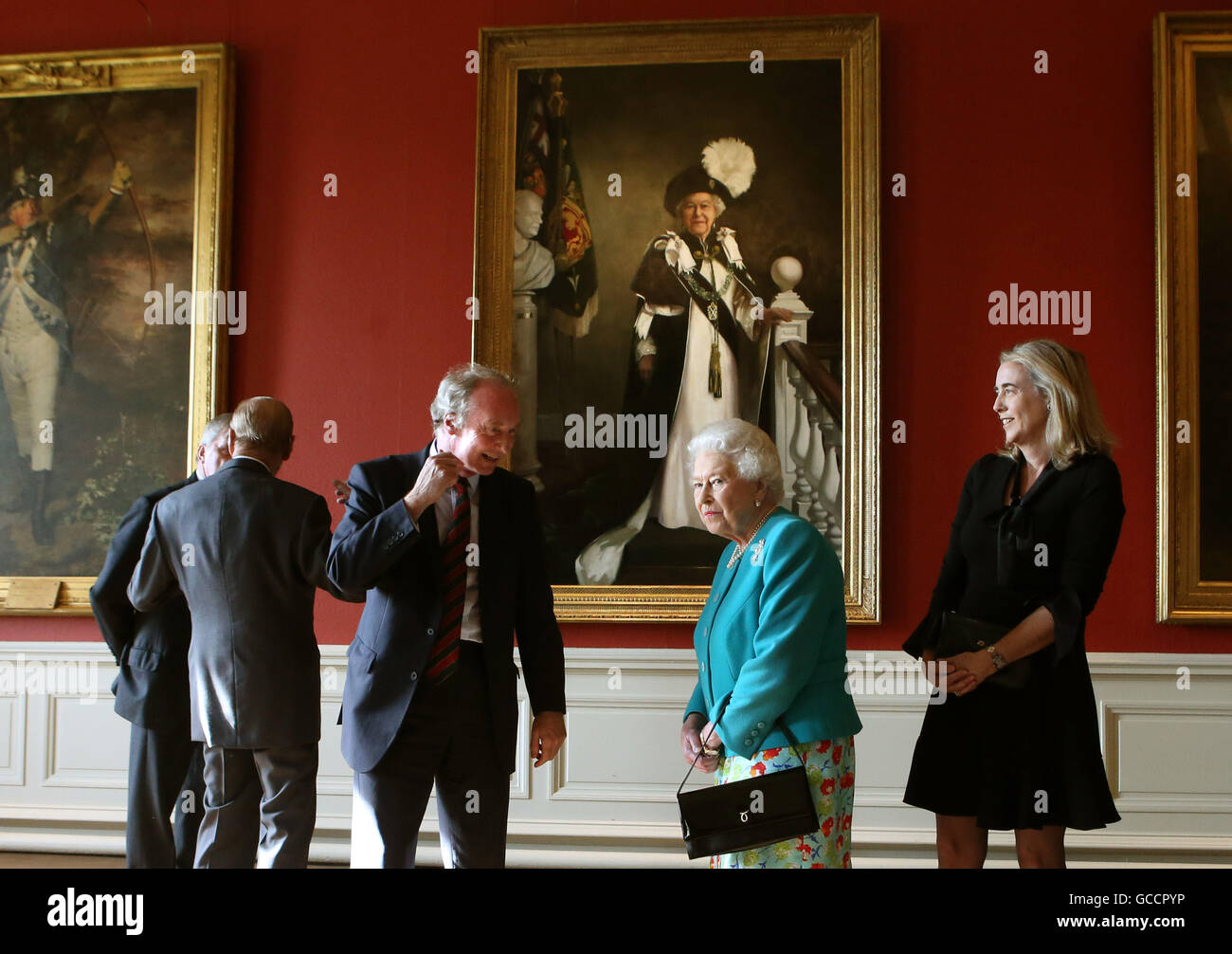 Queen Elizabeth II with the Duke of Buccleuch and artist Nicky Philipps ...