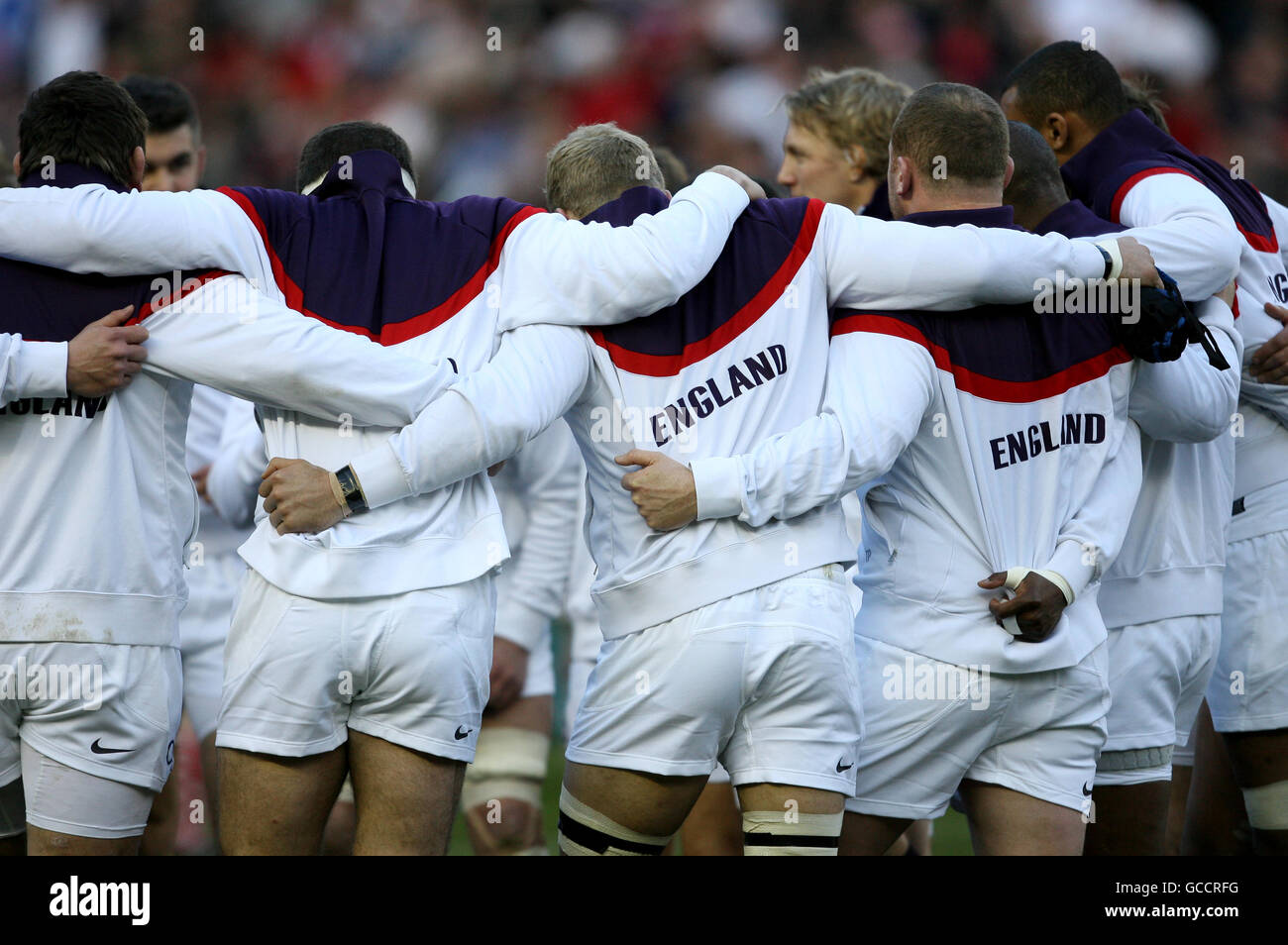 The england team come together for a team talk hi-res stock photography ...