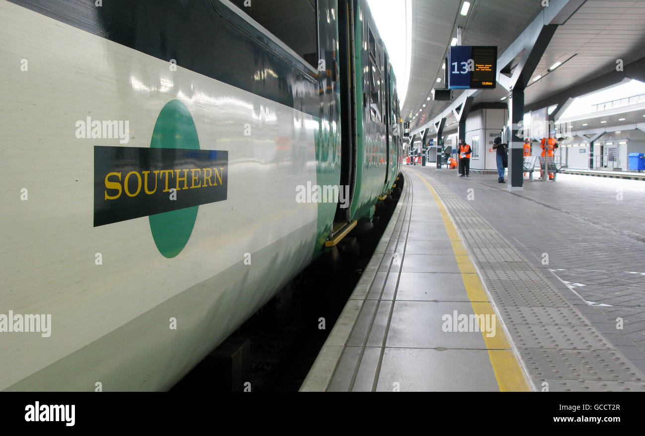 A Southern railway train at London Bridge railway station Stock Photo ...