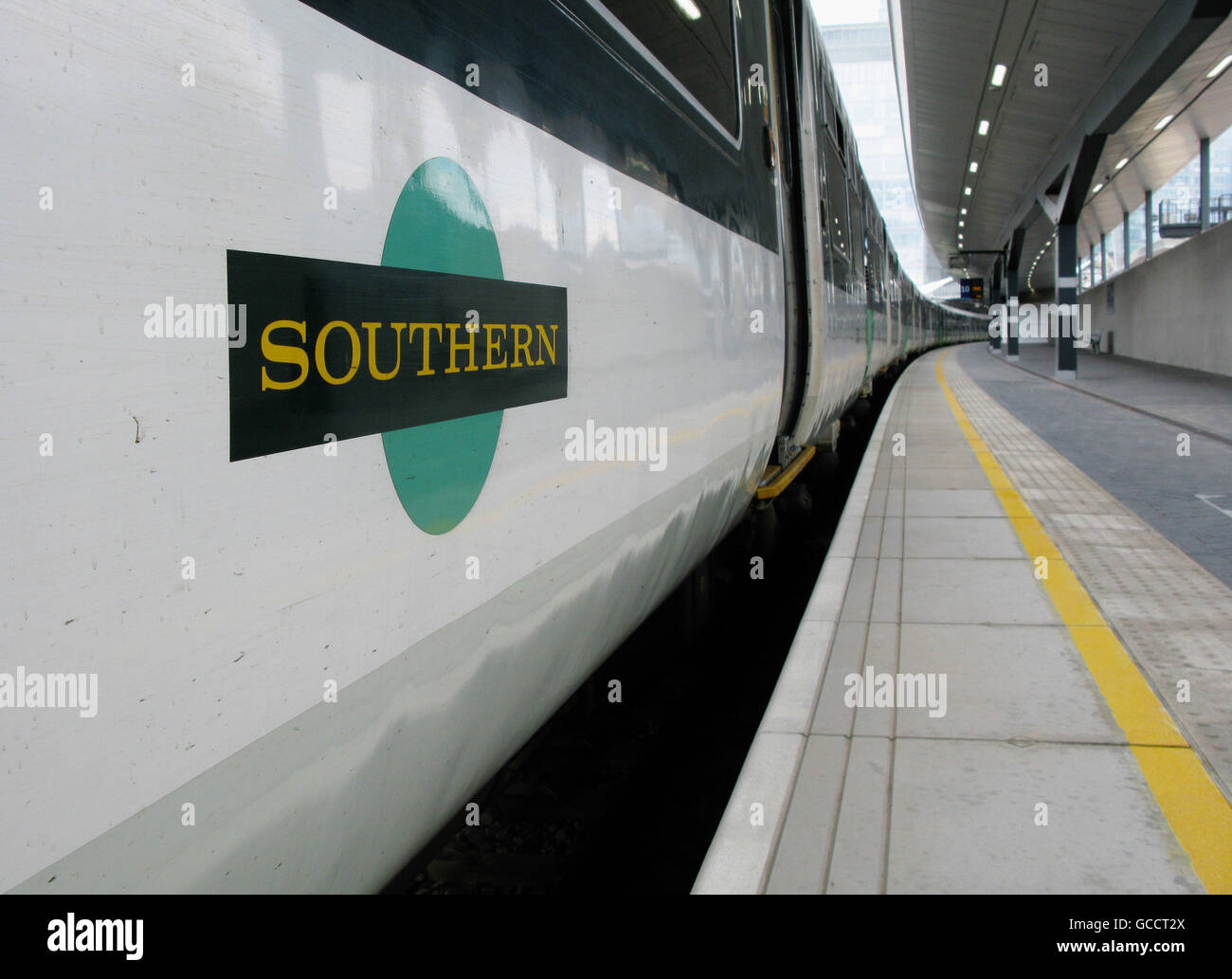 A Southern railway train at London Bridge railway station Stock Photo ...