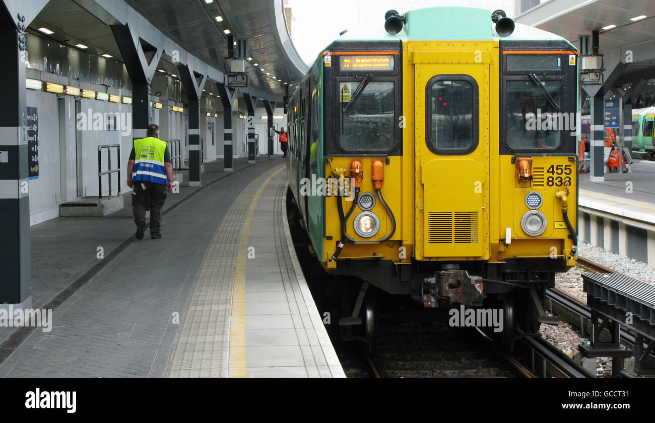 A Southern railway train at London Bridge railway station Stock Photo ...