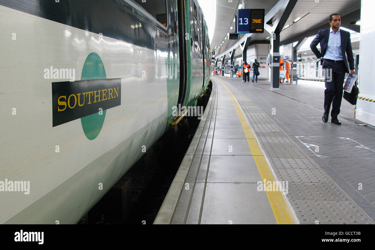 A Southern railway train at London Bridge railway station Stock Photo ...