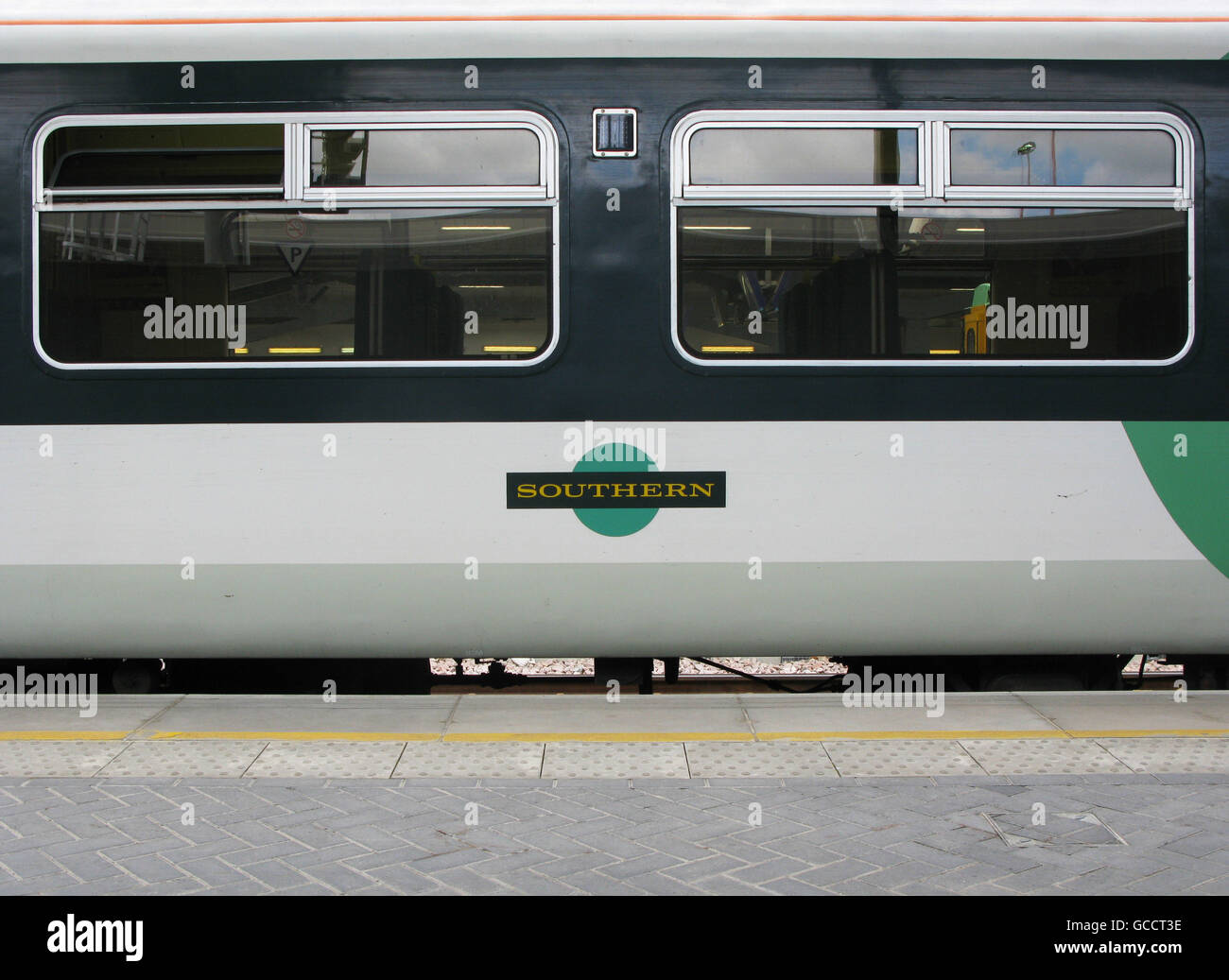 A Southern railway train at London Bridge railway station Stock Photo ...