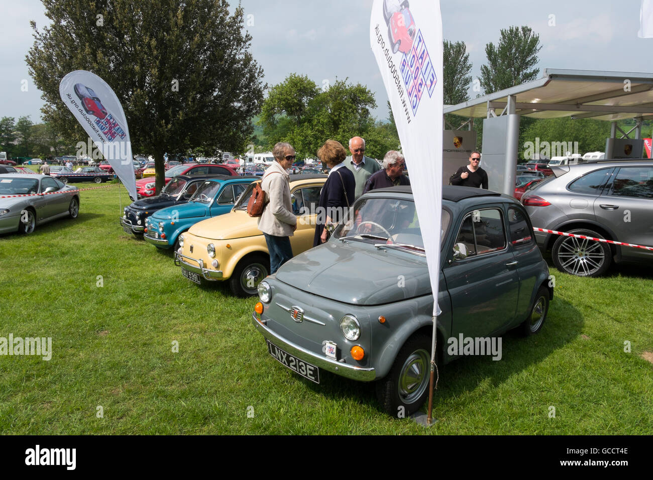 1960s Cinquecentos of the Fiat 500 club at the French and Italian ...