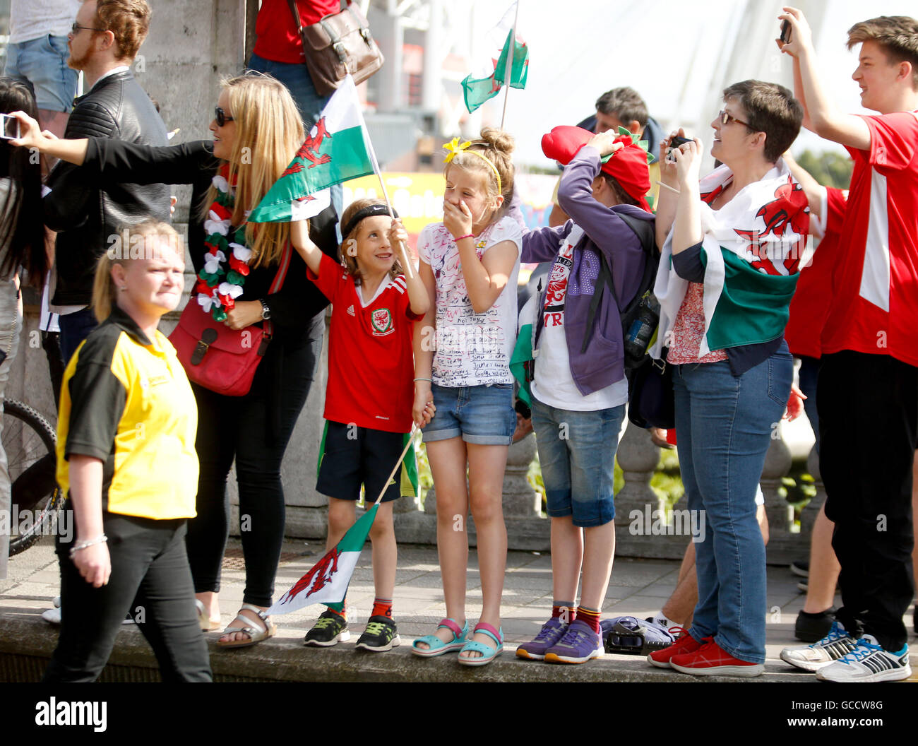 Spectators cheer on wales team hi-res stock photography and images - Alamy