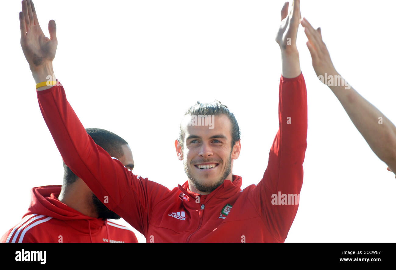 Wales' Gareth Bale does the Icelandic clap at a public celebration ...