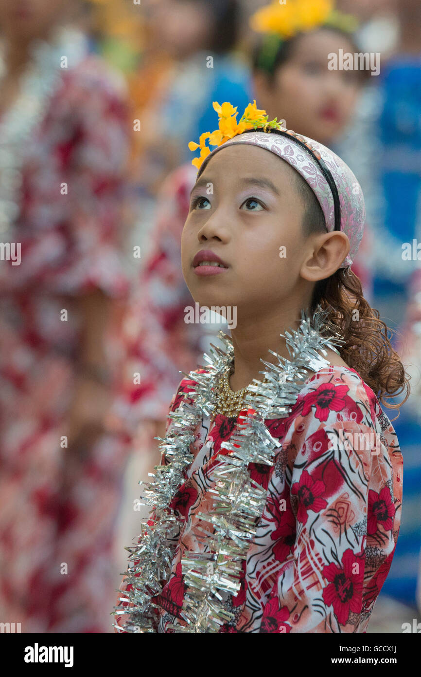 Thingyan girl hi-res stock photography and images - Alamy