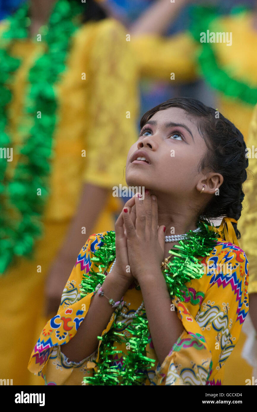 Thingyan girl hi-res stock photography and images - Alamy