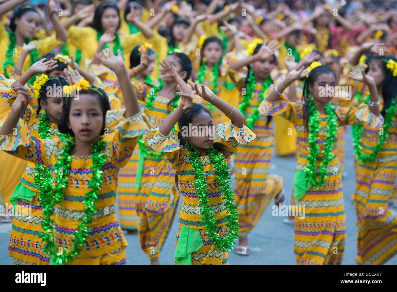 Thingyan girl hi-res stock photography and images - Alamy
