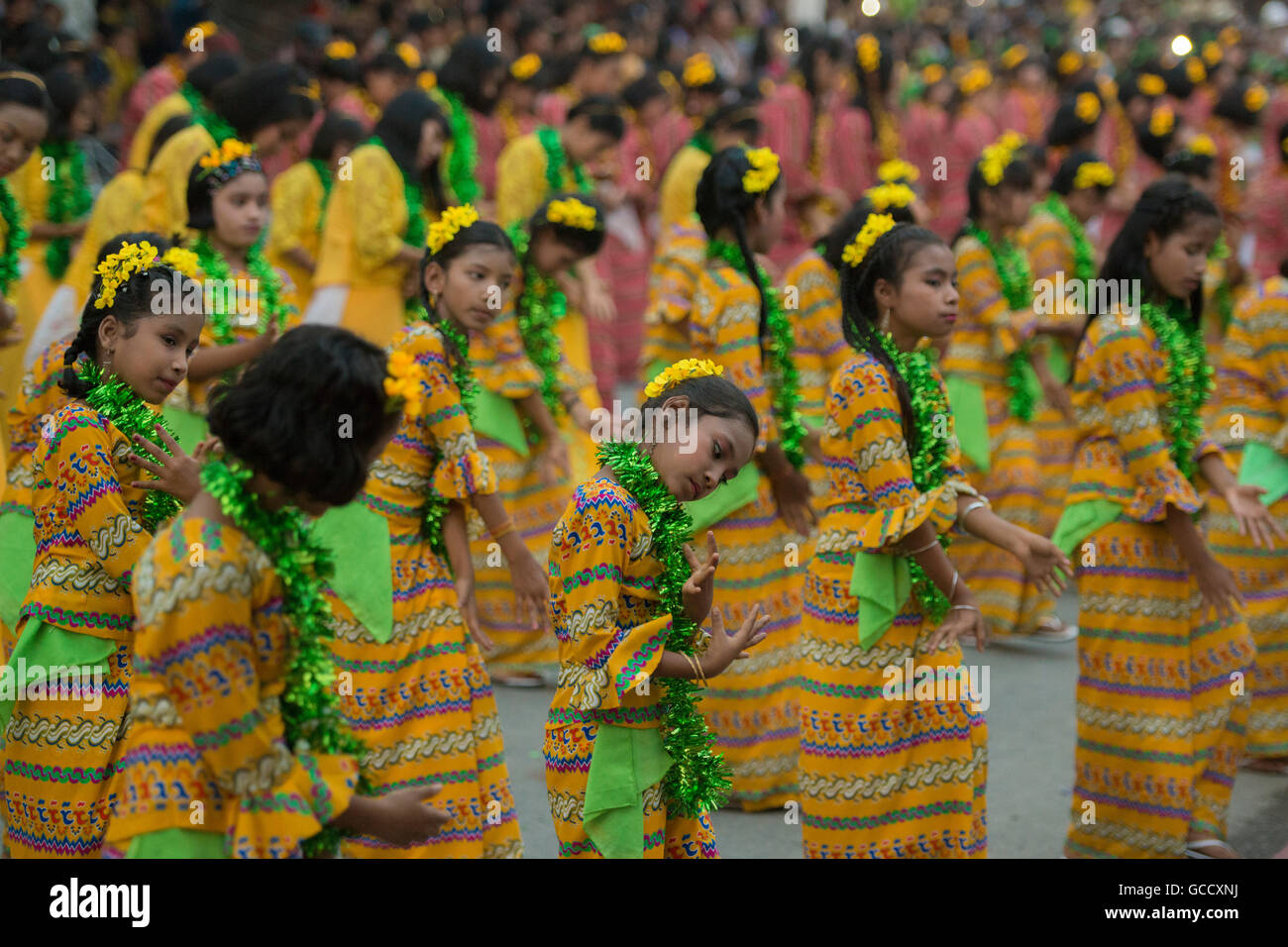 Thingyan girl hi-res stock photography and images - Alamy