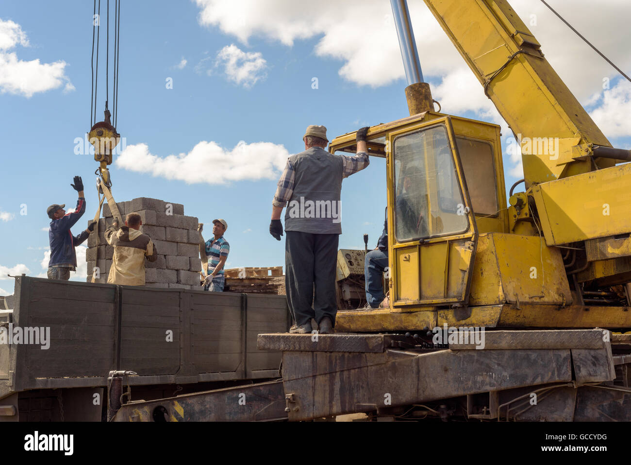 Crane lifting bricks hi-res stock photography and images - Alamy