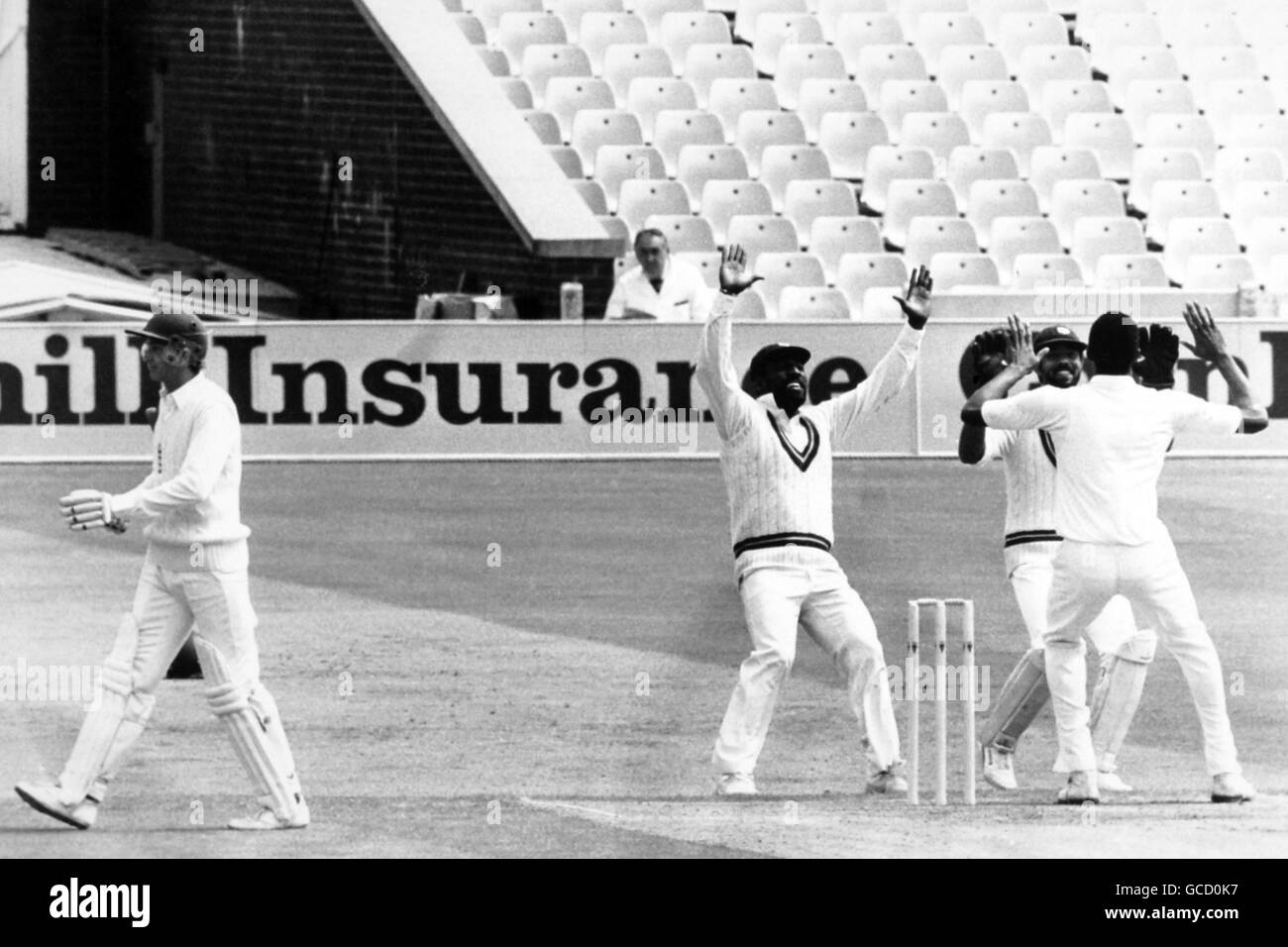 England heads for the pavilion hi-res stock photography and images - Alamy