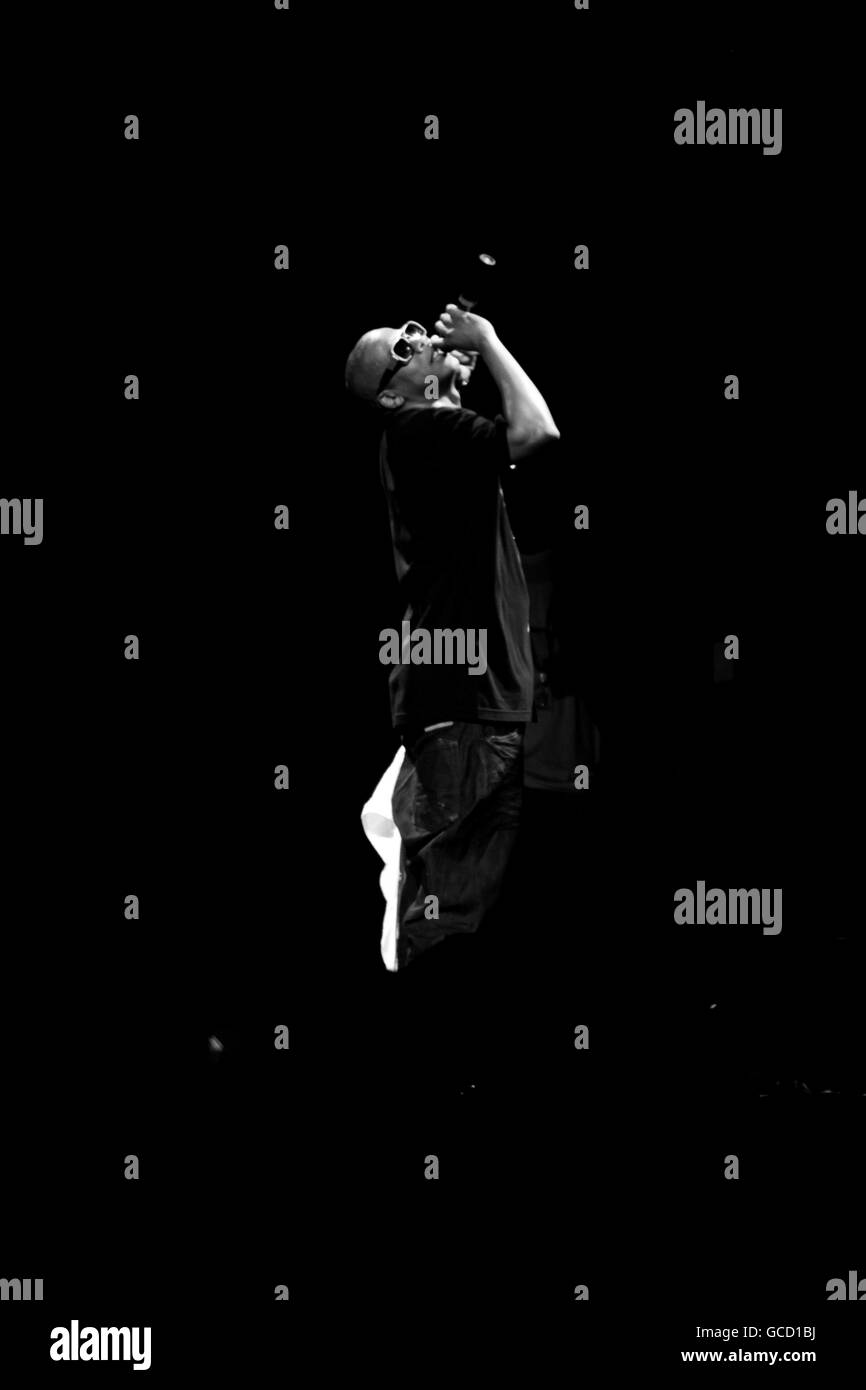 Jay z at glastonbury 2008 Black and White Stock Photos & Images - Alamy