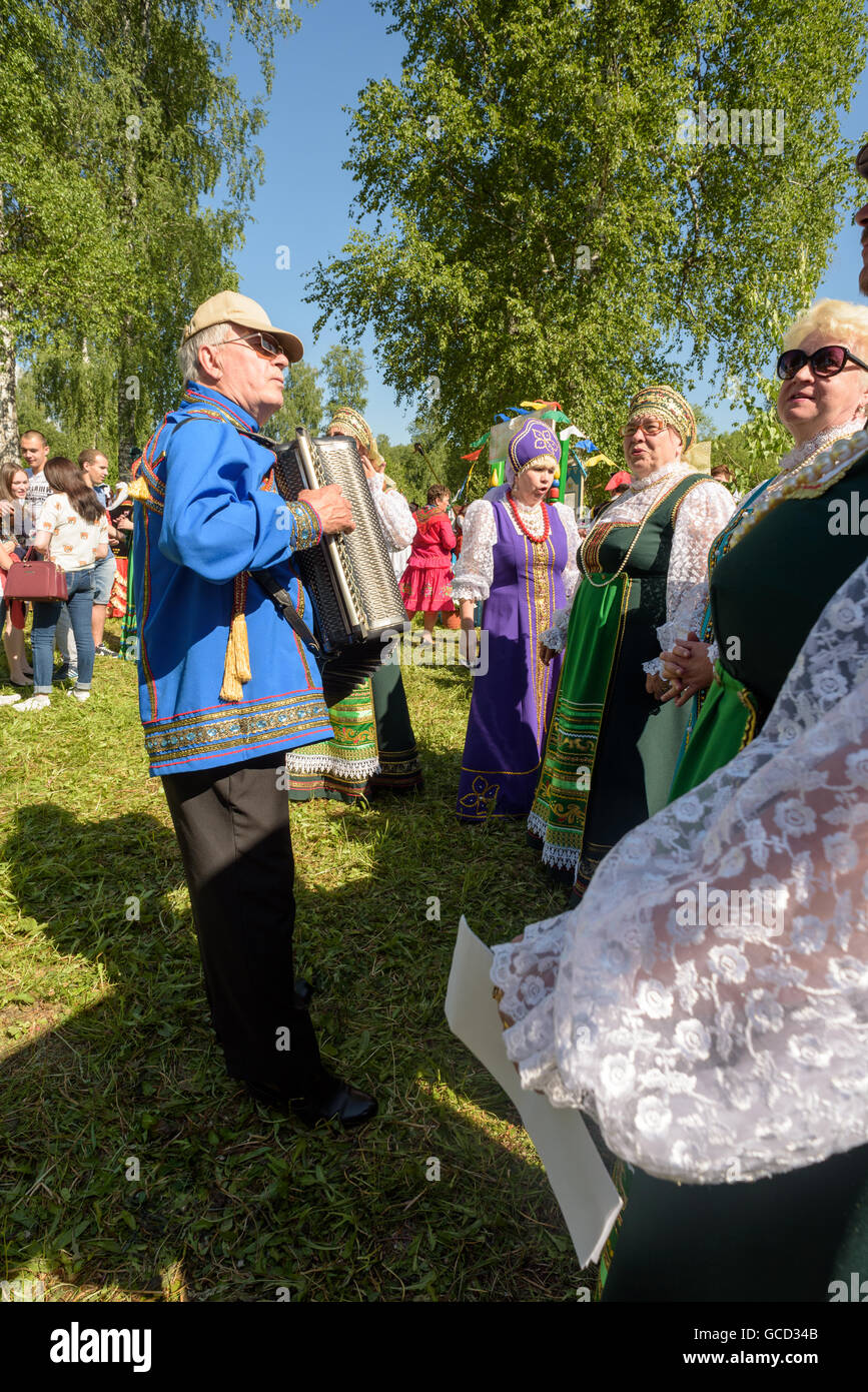 Russians celebrate Sabantuy by wearing Bashkir and Tartar ethnic ...