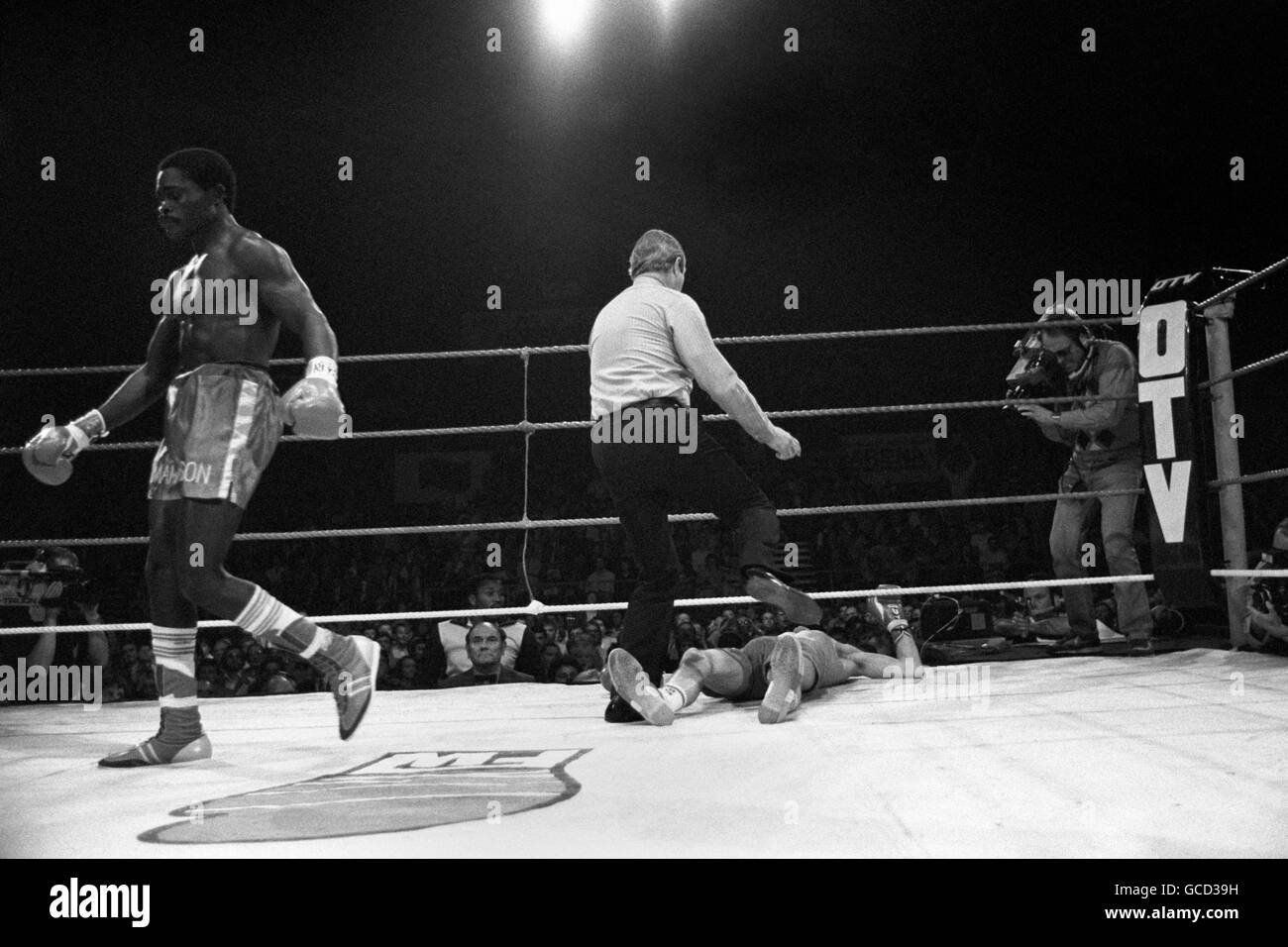 Boxing - WBC Featherweight Title - Pat Cowdell v Azumah Nelson ...