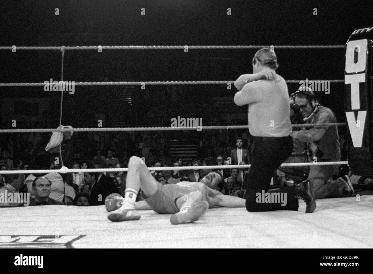 Referee octavio meyran counts out pat cowdell hi-res stock photography ...