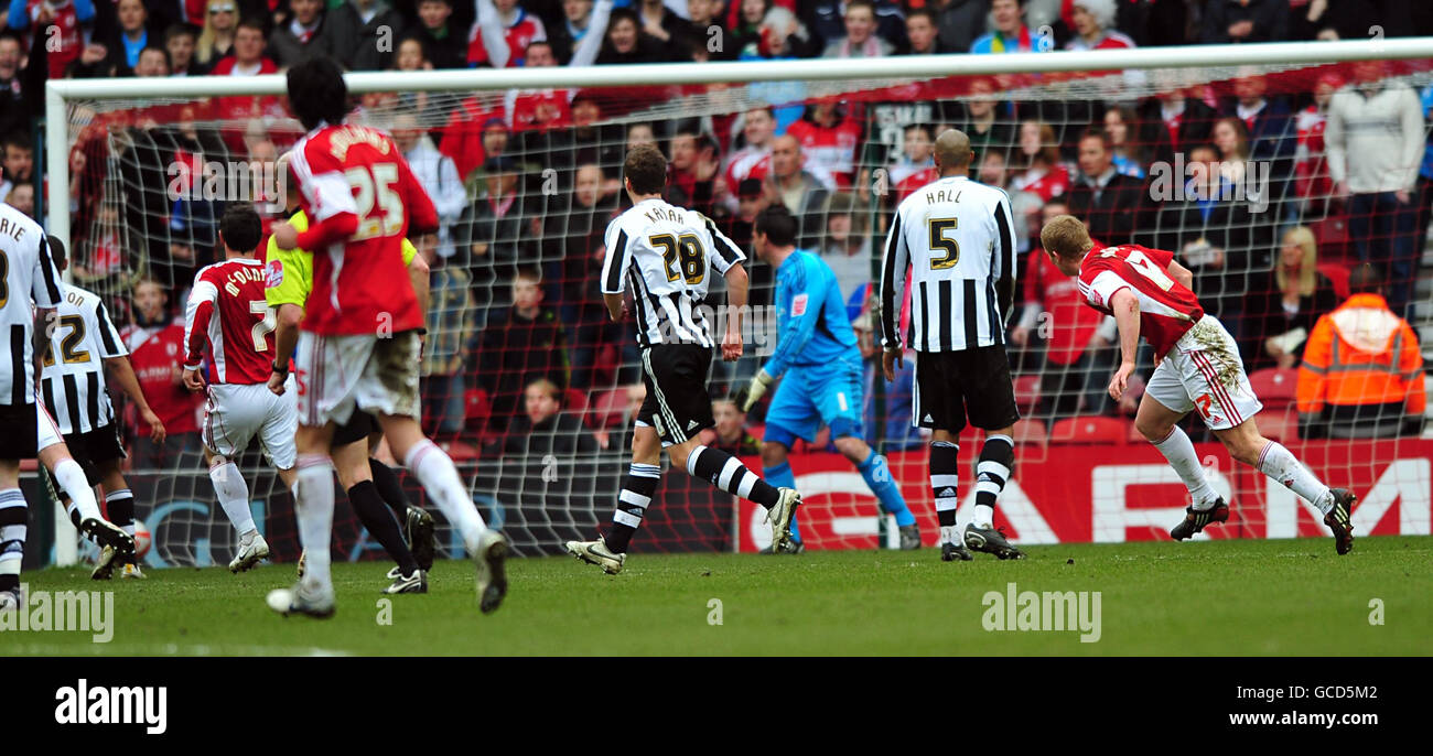 Middlesbrough's Barry Robson (right) scores his sides first goal of the ...